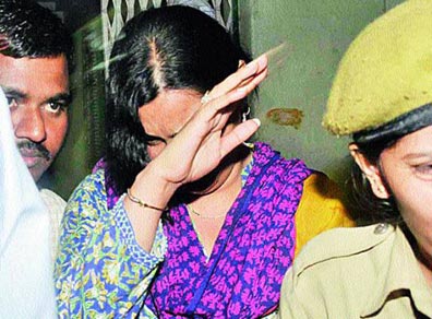 IAS officer's wife held for slapping cop - FacenFacts