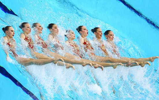 The Russia girls try to hold a pose in synchronised swimming - FacenFacts