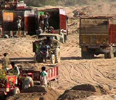 UP officials brutally assaulted by sand mafia - FacenFacts