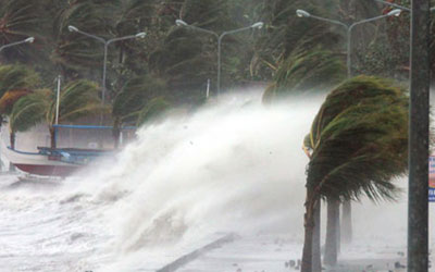Typhoon Hagupit slams into Philippines, one million evacuated - FacenFacts