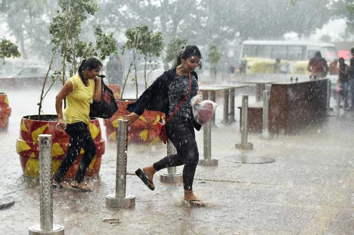 Heavy rains lash Delhi-NCR region; waterlogging, traffic jams in many areas - FacenFacts